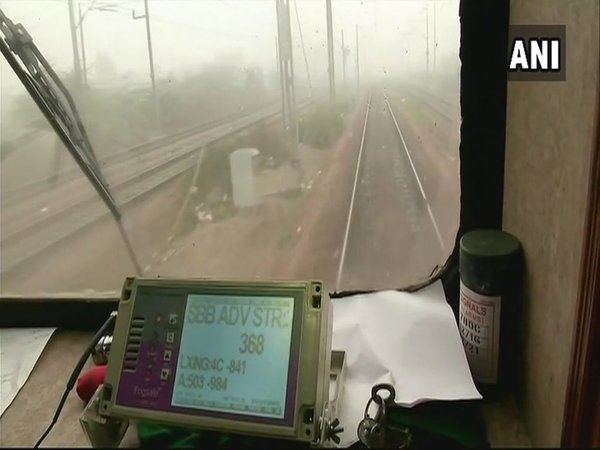Train delays due to fog: Railways now have an answer - Oneindia News