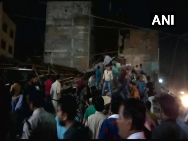Indore building collapse: 10 dead, rescue operations on - Oneindia News