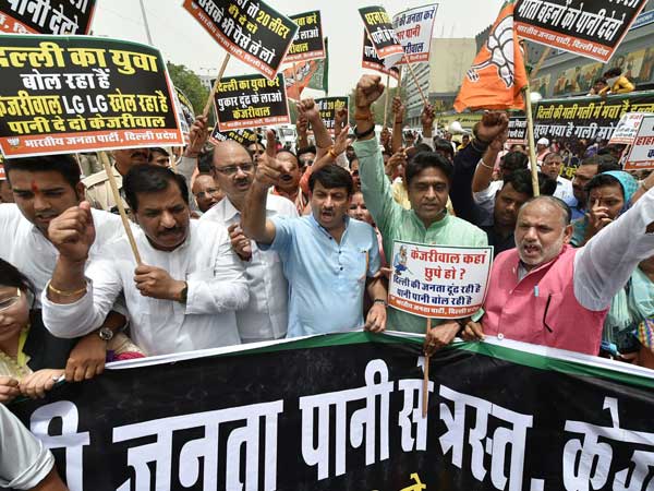 Delhi BJP leaders stage protest at Kejriwal's office against 'Non ...