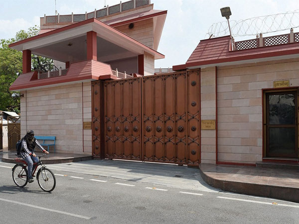 UP orders probe into Mayawati bungalow allotment - Oneindia News