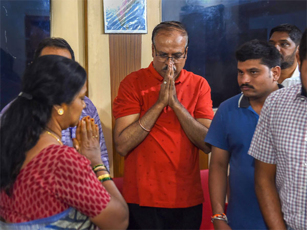 RIP Ananth Kumar: Dignitaries pay their last respect - Oneindia News