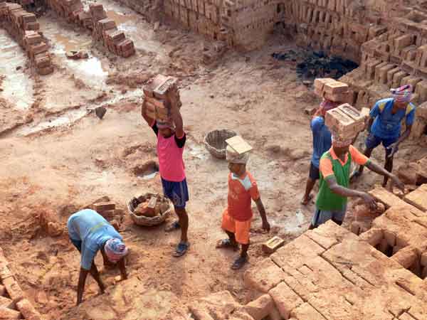 10 workers killed after being buried under mound of mud in Hyderabad - Oneindia News