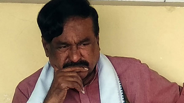 Amidst all the resignations, one JD(S) MLA spotted at airport ...