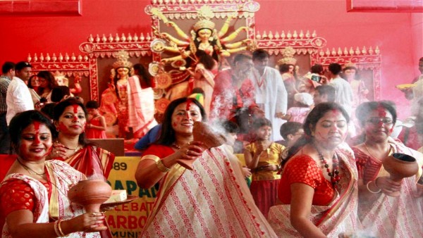 Vijaya Dashami: With ‘Sindoor khela' people bid farewell to Maa Durga ...