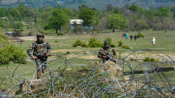 Pak troops resort to heavy firing in forward areas - Oneindia News