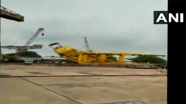 11 killed as crane collapses in Visakhapatnam Shipyard - Oneindia News