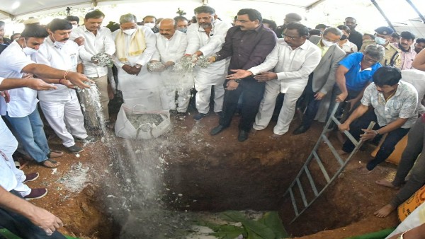 Final goodbye to 'Appu': Family bid tearful farewell; Puneeth Rajkumar ...