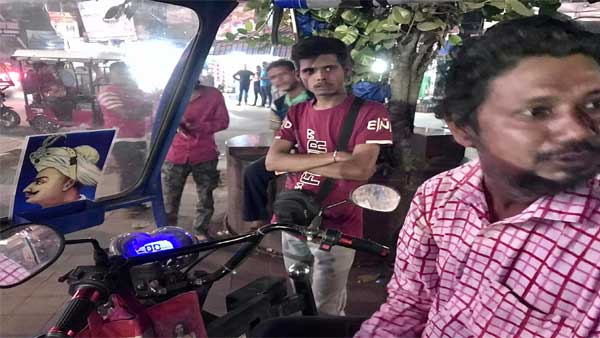 This e-rickshaw driver in Bengal gives a free ride if you answer his GK ...