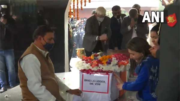 Watch: Wife, daughter bid tearful adieu to Brigadier Lakhwinder Singh ...