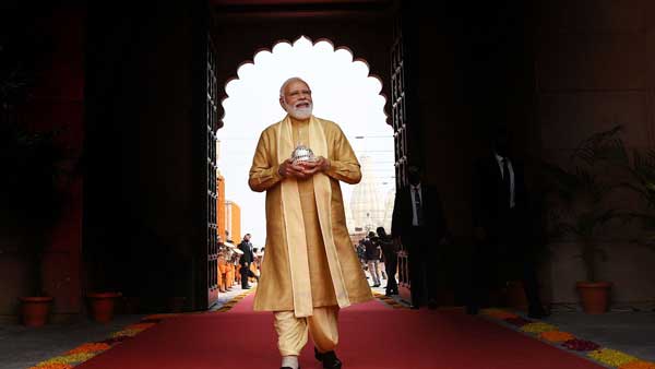 In pics: PM Modi has lunch with workers who made Kashi Vishwanath Dham ...