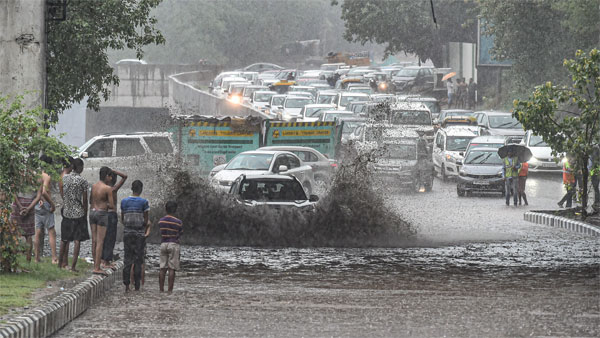Continuous Rainfall In Delhi Ncr Causes Traffic Snarls Oneindia News