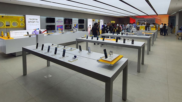 realme's first Global Flagship store comes to Ahmedabad, bringing ...