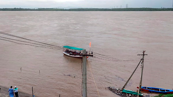 Godavari water level crosses third warning mark in Telangana's ...