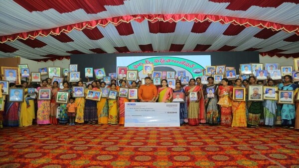 1 lakh rupees cheques to 100 farmers' families - Oneindia News