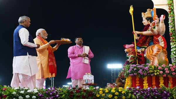 PM Modi attends Navratri event, performs Maha Aarti along with lakhs of ...