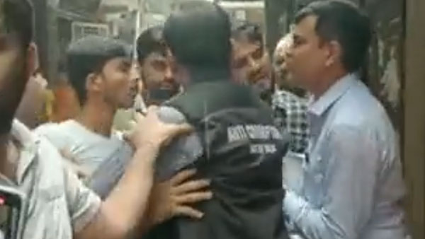 Caught on camera: AAP MLA Amanatullah Khan's 'supporters' heckle, push ACB officer during raids ...