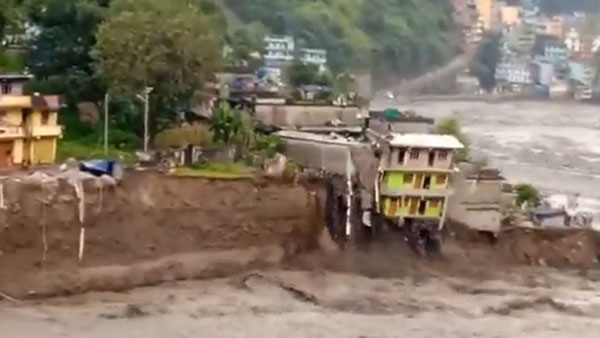 Cloudburst triggers flash floods in U'khand's Pithoragarh; One dead, 30 homes submerged | VIDEO ...