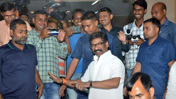 Jharkhand crisis: Hemant Soren wins trust vote, opposition BJP walks out - Oneindia News