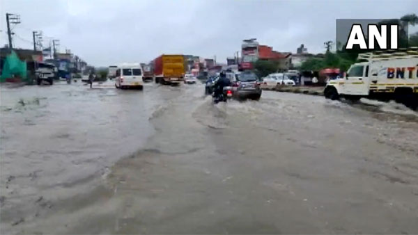 Heavy rains continue in Delhi-NCR; intense showers lash Mumbai too - Oneindia News