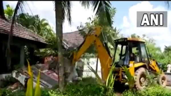 Kerala: Demolition of Kapico Resort underway for CRZ violations | VIDEO ...