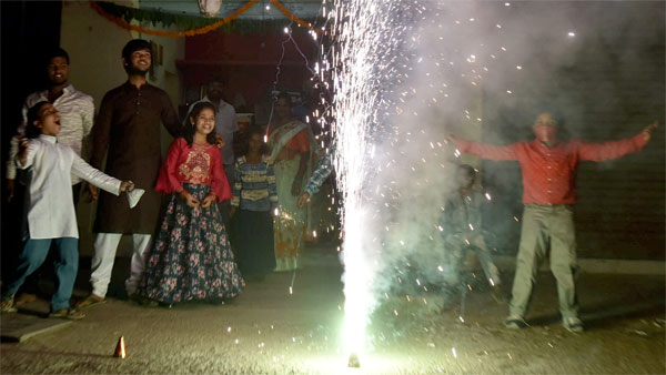 Tamil Nadu lights up with festive spirit for Deepavali - Oneindia News