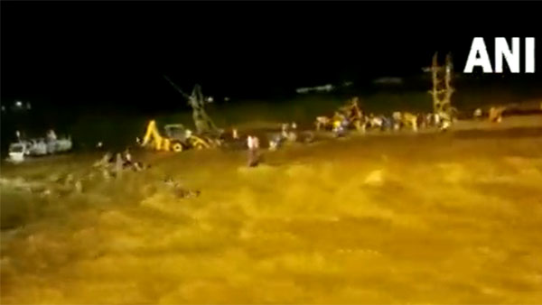 Flash floods during idol immersion in North Bengal claims 8 lives - Oneindia News