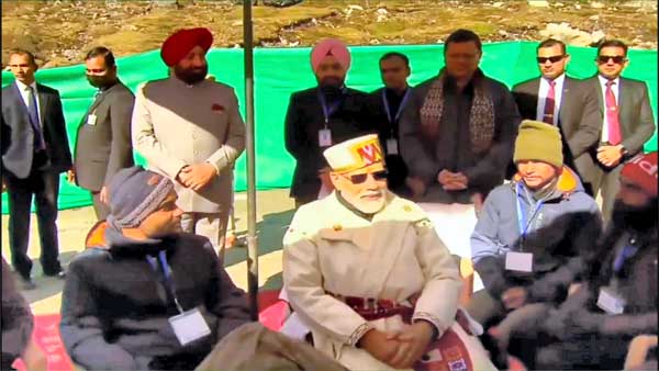 In pics: PM Modi's free-wheeling chat with shramjeevis - Oneindia News