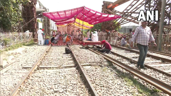Farmers hold 'rail roko' agitation in Amritsar - Oneindia News