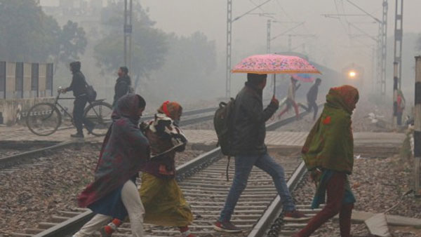3 die after being hit by moving train in MP's Sagar - Oneindia News
