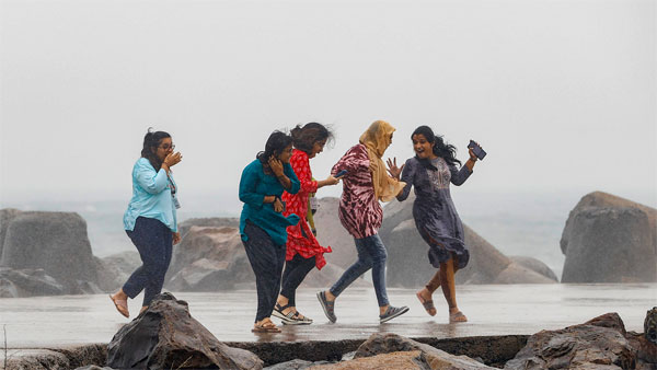 Cyclone Mandous maintains severe intensity - Oneindia News