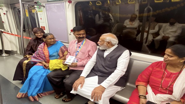 PM Modi takes ride in Mumbai metro; interacts with students - Oneindia News