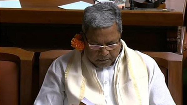 Siddaramaiah steals the show with #KiviMeleHoova protest on day of ...
