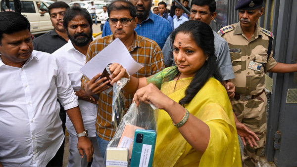 K Kavitha submits all phones as she walks in for 3rd round of ED questioning - Oneindia News