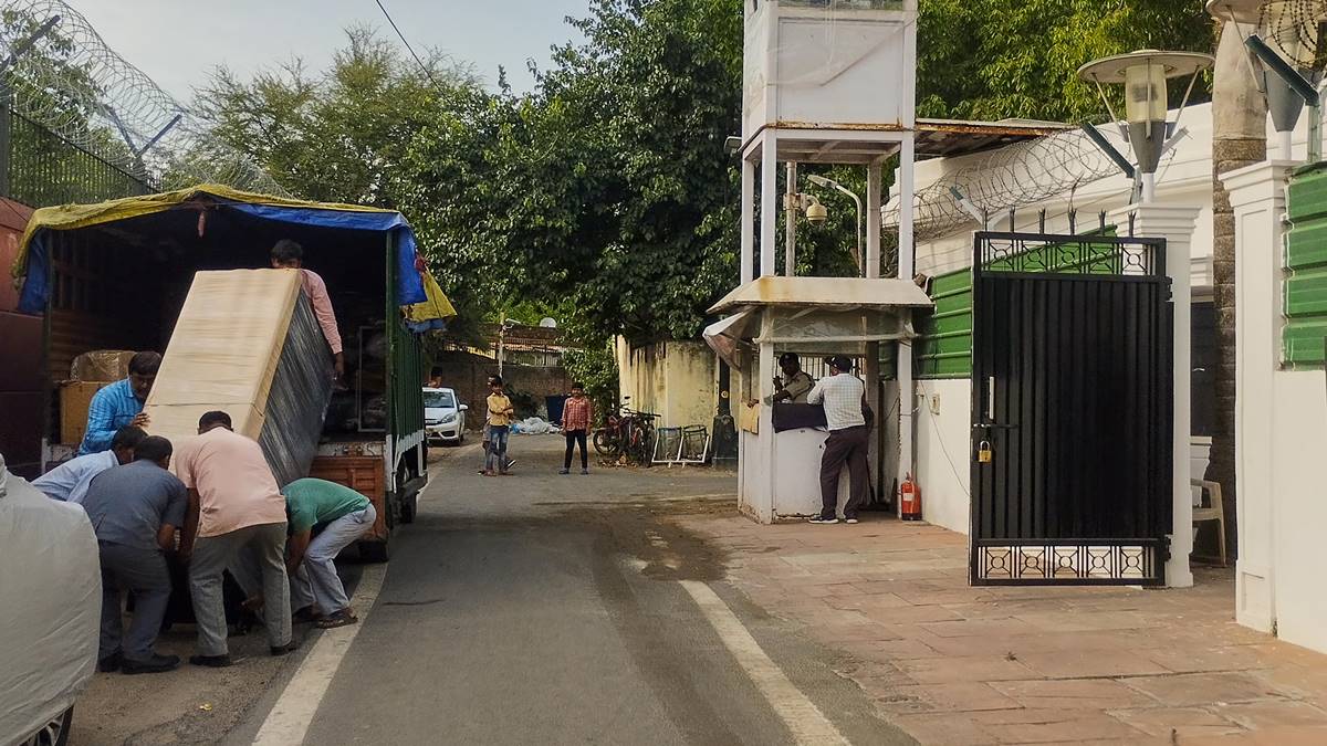 Rahul Gandhi vacating house after being disqualified as MP - Oneindia News