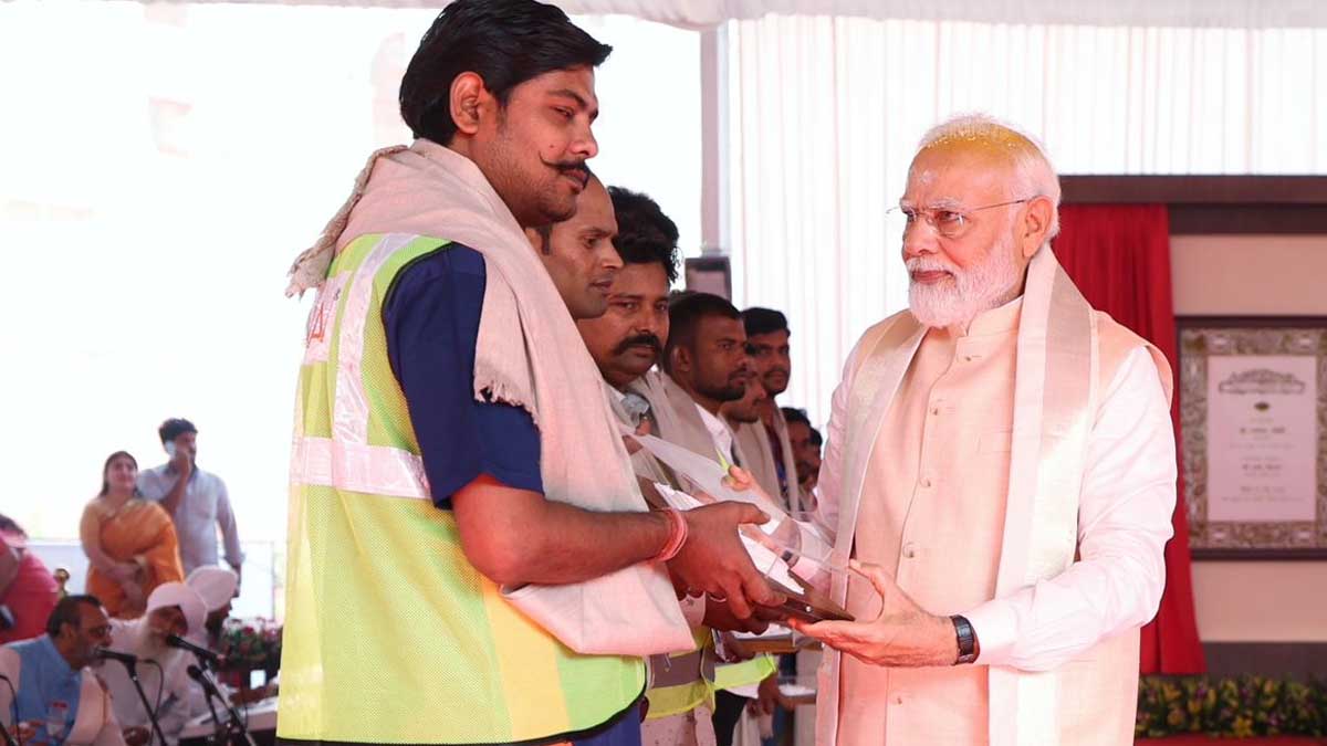 PM Modi Felicitates Construction Workers Who Built New Parliament ...