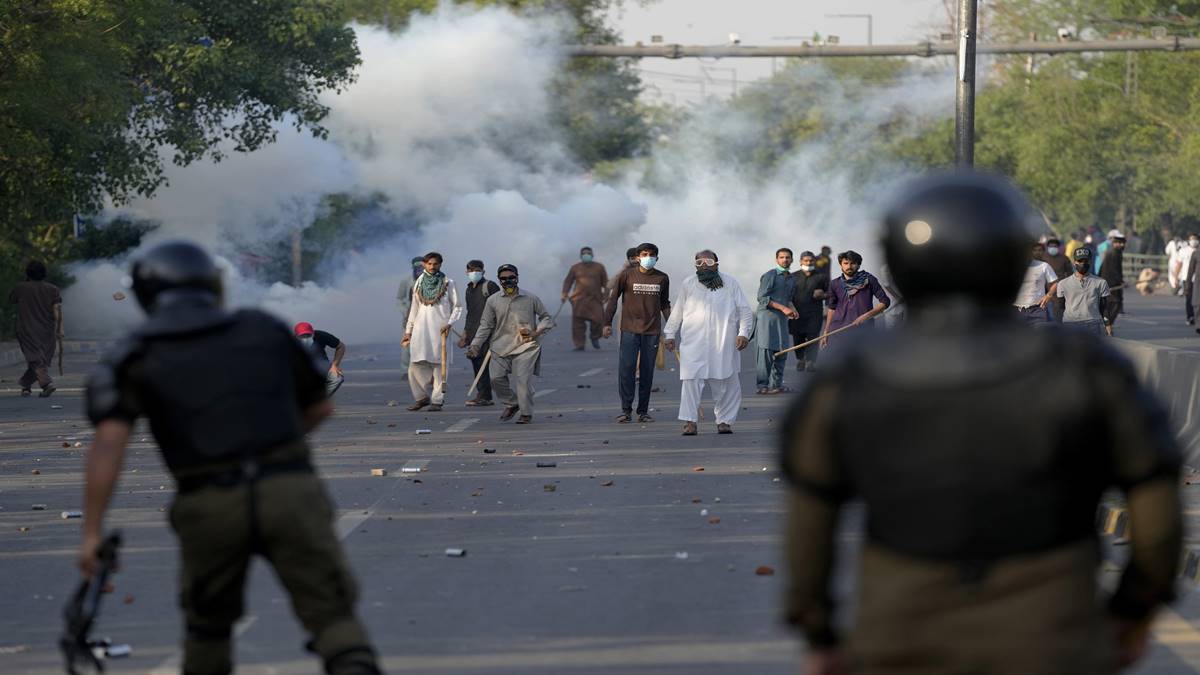 Imran Khan arrested: Protests break out in Pakistan, internet service ...