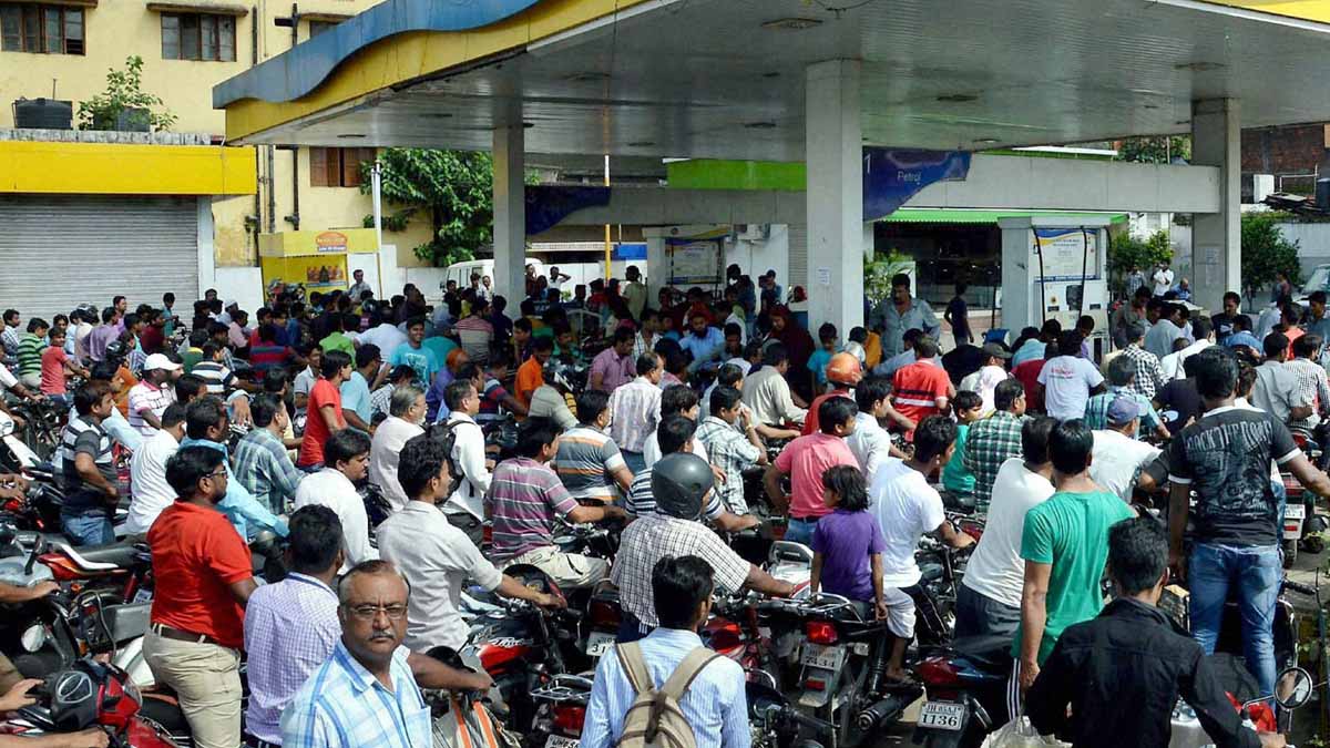 People Crowd At Petrol Bunks To Spend Rs 2,000 Currency - Oneindia News