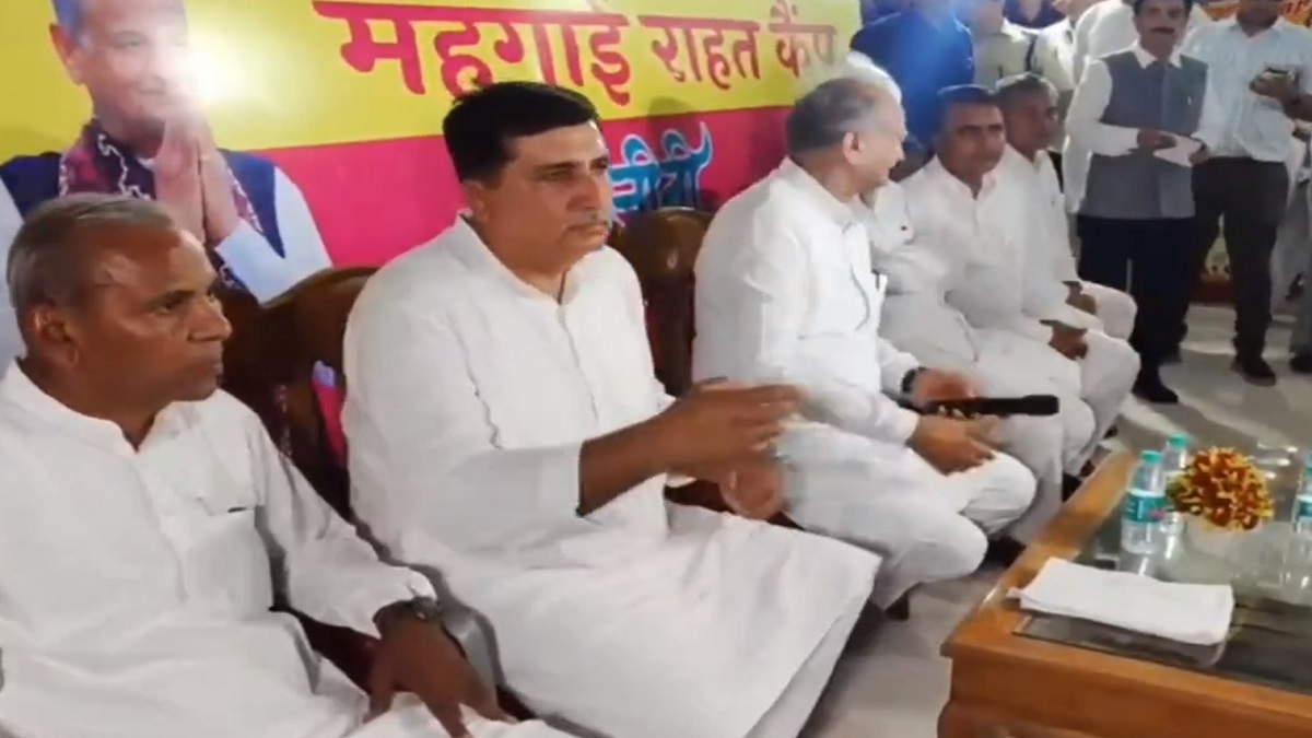 Video: Ashok Gehlot Loses Cool, Throws Mic At Collector At Public Event - Oneindia News