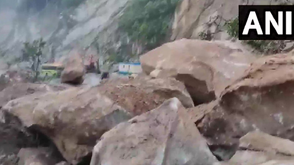 Flash Floods, Landslides Hit Himachal Pradesh; Over 200 People Stranded - Oneindia News