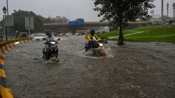 Waterlogging, Traffic Snarls as Delhi Witnesses Season's first Heavy Spell of Rain - Oneindia News