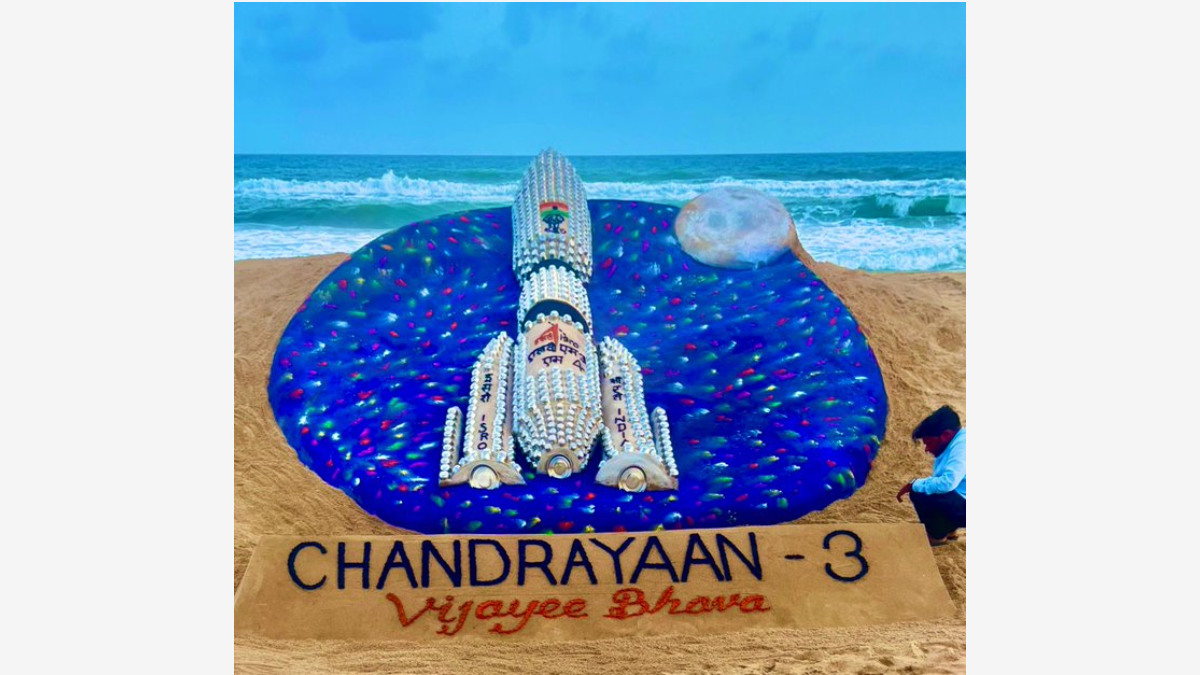 Sudarshan Pattnaik Creates 22-Foot-Long Sand Art, Wishes ISRO 'Vijayee ...