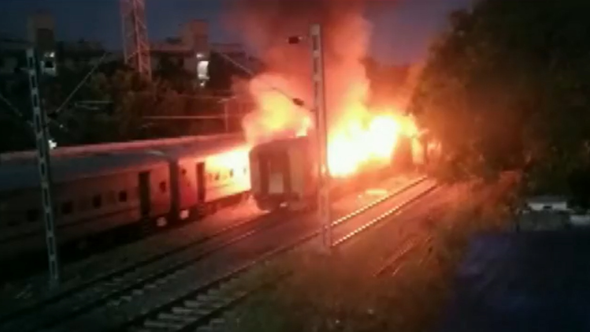 TN: 10 Killed After Fire Breaks Out In Bharat Gaurav Tourist Train Near Rameswaram - Oneindia News