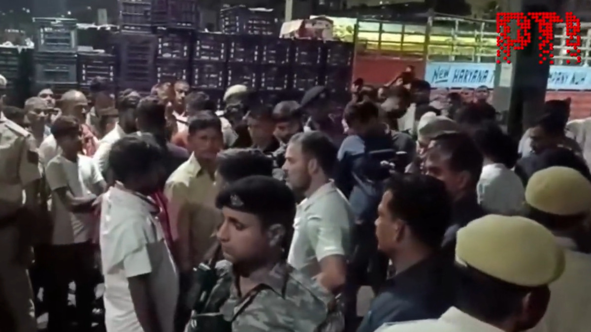 Rahul Gandhi's Surprise Visit to Azadpur Mandi Amid Soaring Vegetable ...