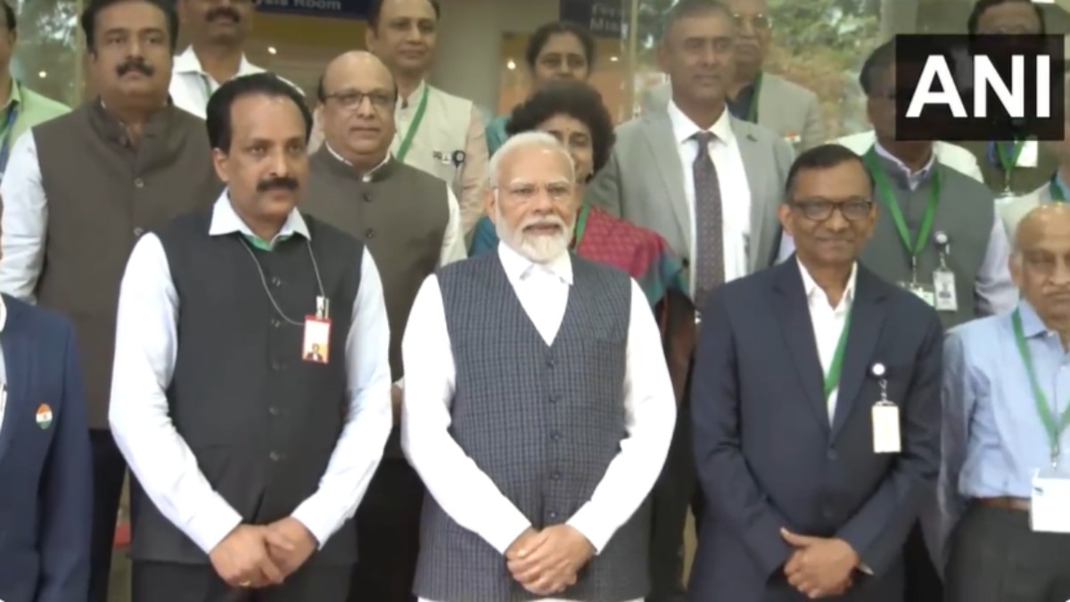 PM Modi Meets Chandrayaan-3 Team At ISRO Mission Control Complex In ...