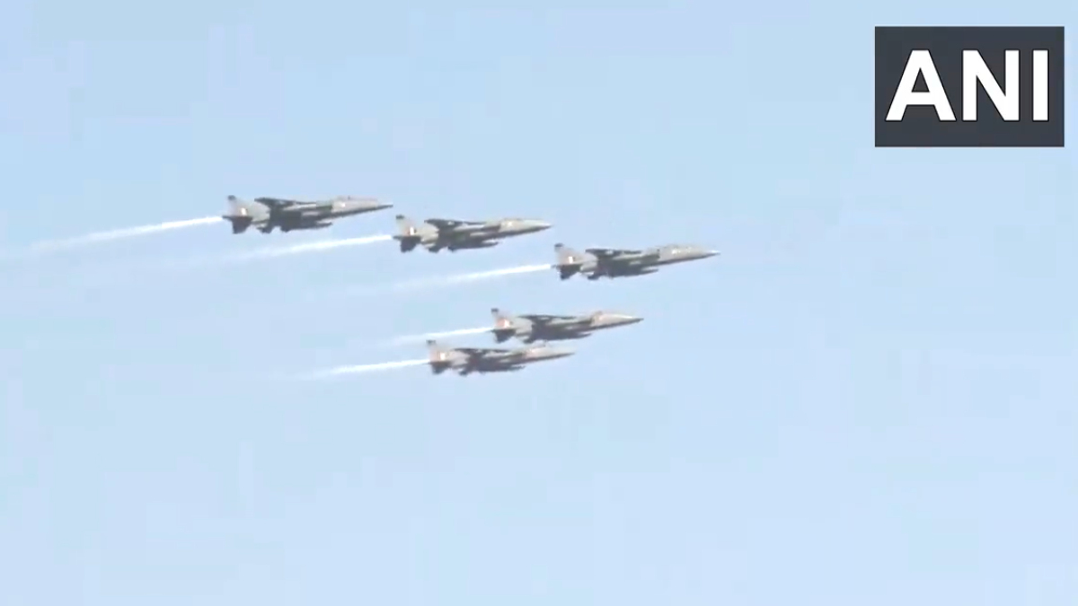 Bhopal Air Show: IAF Pilots Put On Display Their Jaguar, Chinook Skills ...