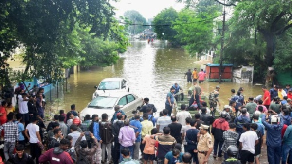 Nagpur: Heavy Rains Flood Several Areas, 400 People Rescued - Oneindia News