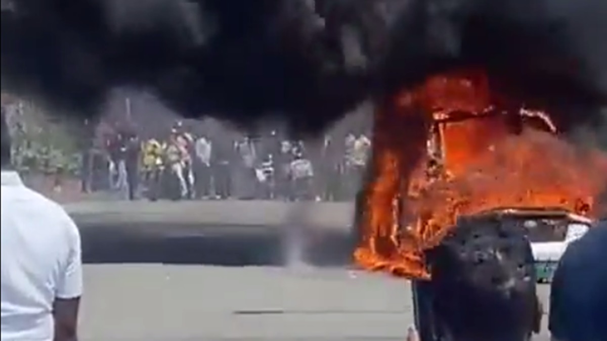 WATCH: Electric Car Catches Fire In JP Nagar In Bengaluru - Oneindia News