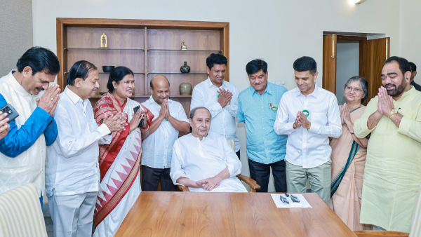 Odisha CM Patnaik's Close Aide VK Pandian Joins BJD - Oneindia News