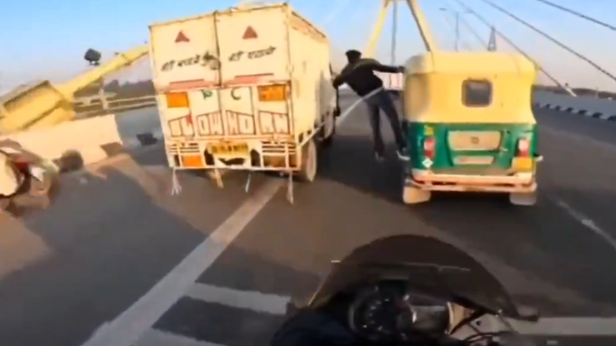 Delhi: Autorickshaw In Viral Signature Bridge Stunt Video Impounded ...