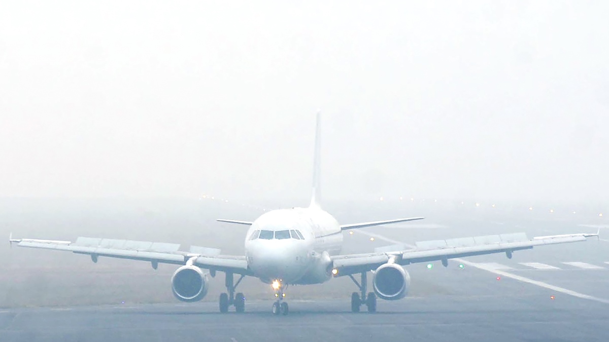Dense Fog Disrupts Air Service In Delhi; 168 Flights Delayed - Oneindia ...